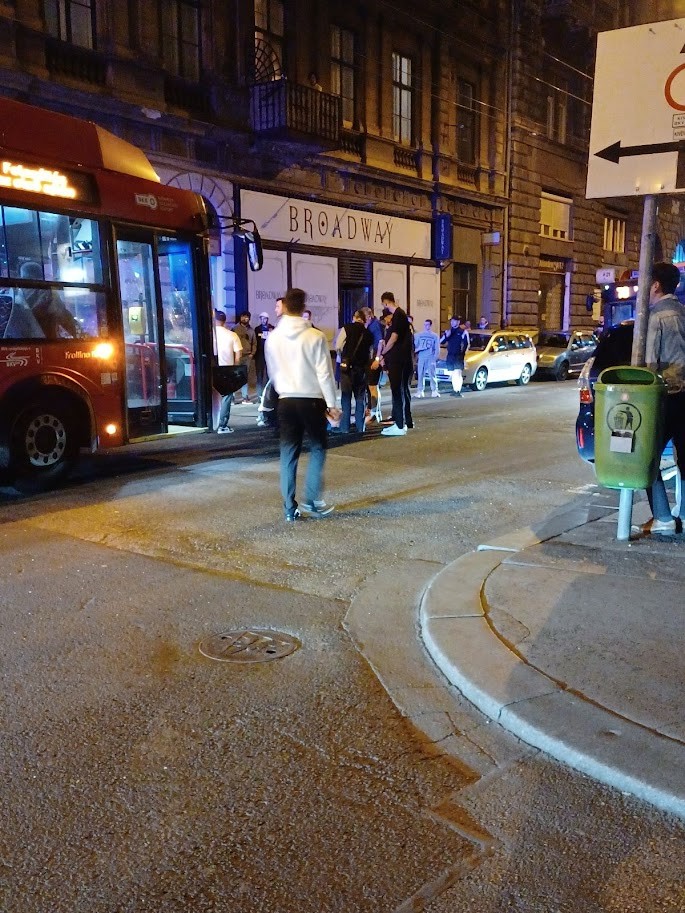 Egy troli és egy rolleres ütközött a belvárosban - galéria - Blikk