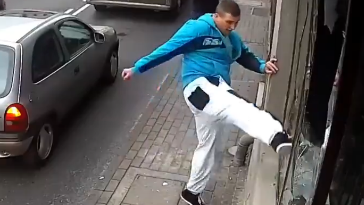 Mladić razbio staklo na izlogu, a onda ga je za par sekundi stigla ...