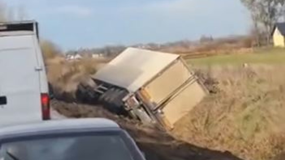 Kamion sleteo u kanal. Nezgoda na putu Kula - Crvenka, mogući su ...