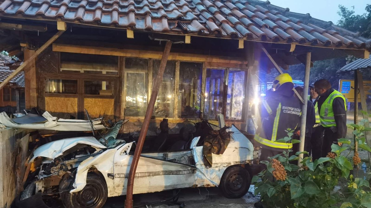 AUTOMOBILOM ULETEO U KAFANU! Karambol kod Čačka: Sudarila se dva putnička vozila i kamion, jedan ...