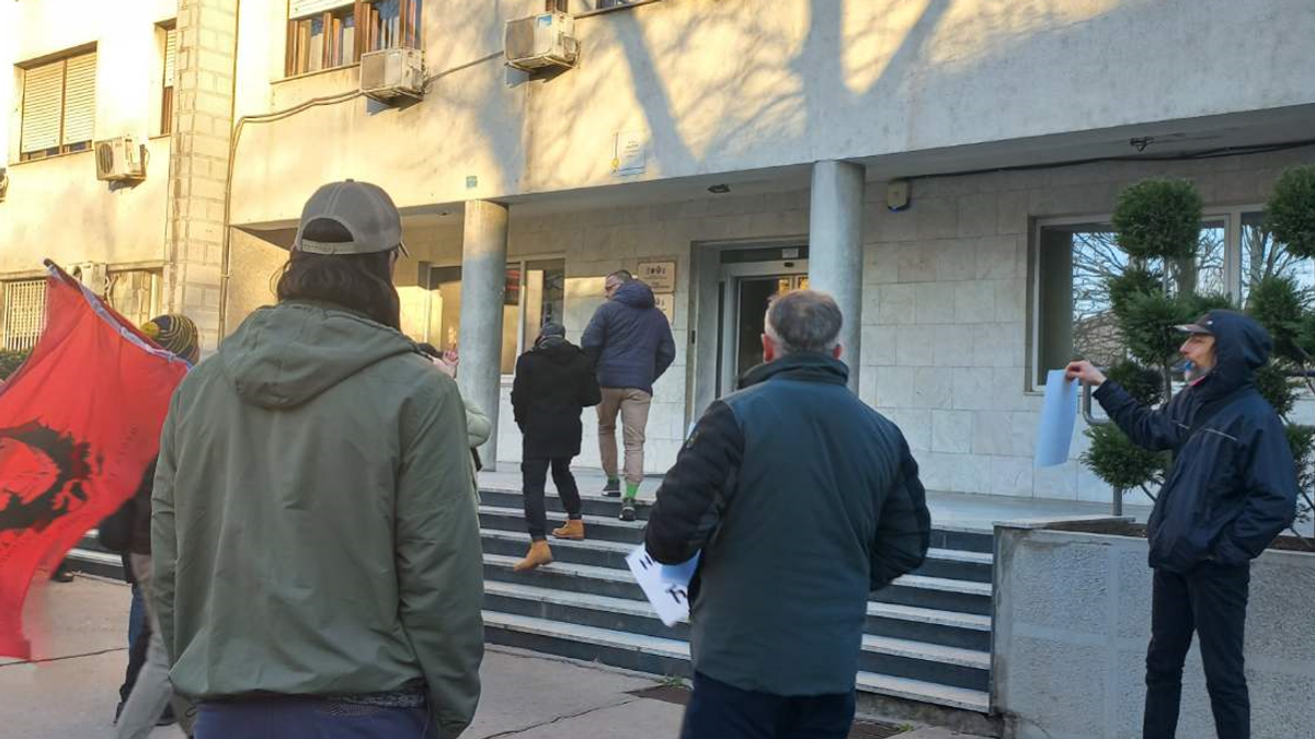 Opozicionari pljuvali Branislava Nedimovića: Incident u Sremskoj Mitrovici (video) - Blic