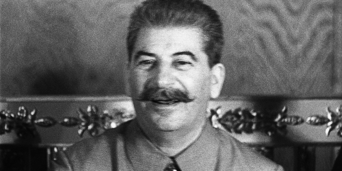 Prawosławny ksiądz poświęcił rosyjskie bombowce i ikonę ze Stalinem ...