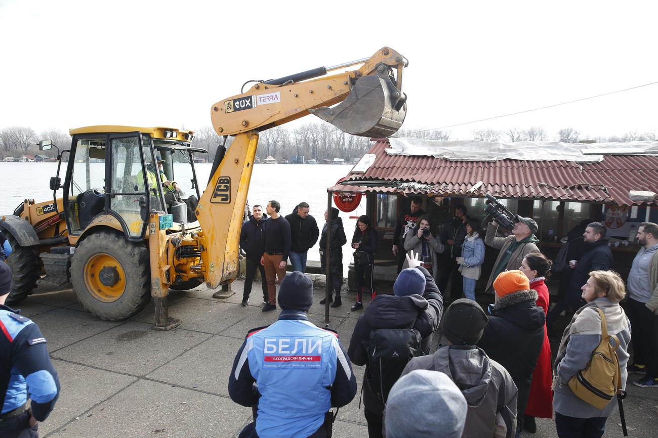 Građani sprečili rušenje splava "Gusar" na Savskom keju: Bager se ...