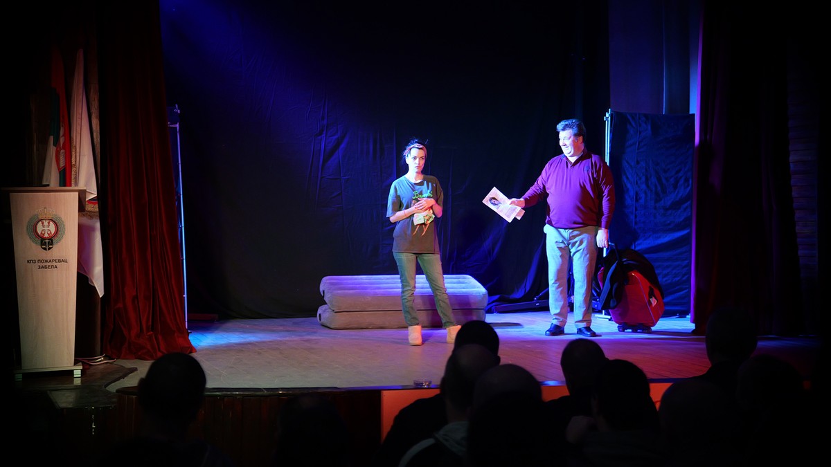 Predstava „Svadbena zvona“ pred osuđenicima u Zabeli - Blic