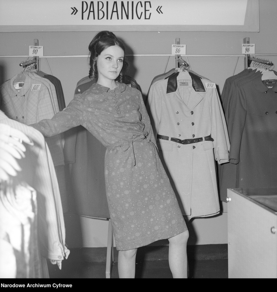 Dzwony, bufiaste rękawy, żaboty. Tak ubierały się kobiety w czasach PRL ...