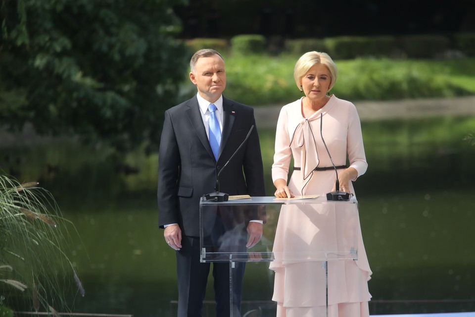 Agata Duda w zwiewnej sukience na "Narodowym Czytaniu". Szła z mężem za ...