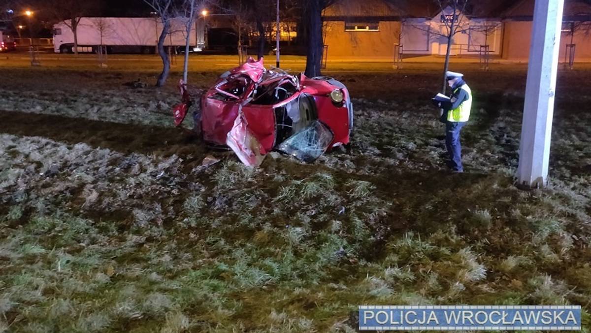 Wrocław: tragiczny wypadek Porsche i Daewoo. Pasażerowie Porsche uciekli Wrocław: tragiczny wypadek Porsche i Daewoo. Pasażerowie Porsche uciekli
