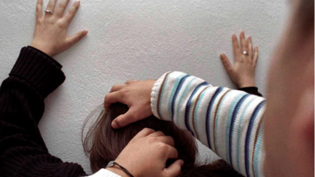 Užas u Surčinu: Pretio da će ubiti sina i ženu, pa mladića pretukao motkom - Naslovi.net