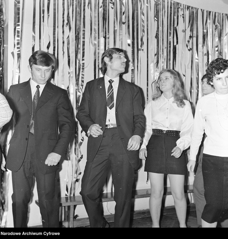 Studniówka w PRL-u. Białe bluzki, krótkie krawaty i bal na sali ...