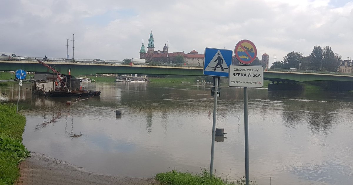 Stan rzek w Małopolsce. Kraków: Wisła zalała bulwary - Kraków