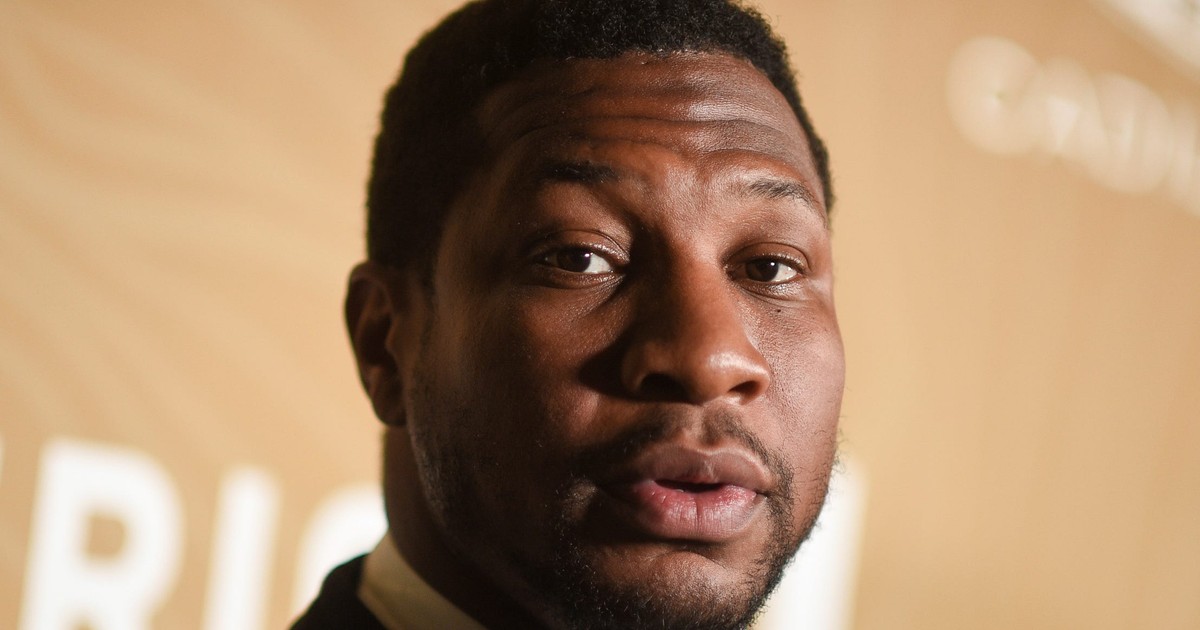 Jonathan Majors twisted his accuser's arm and shoved her backward into ...