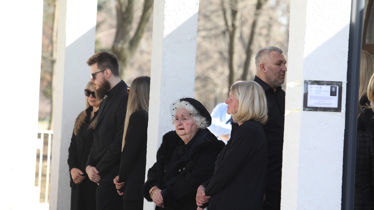 Sestra Saše Popovića jedva stoji na nogama na sahrani brata - Blic