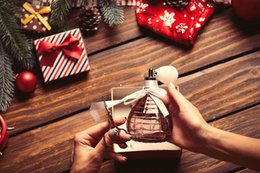 Jak wybrać perfumy na prezent? Praktyczny poradnik dla Mikołaja