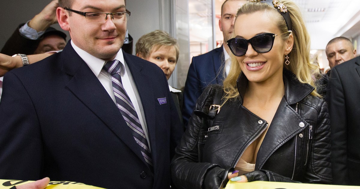 Doda w mini na otwarciu sklepu