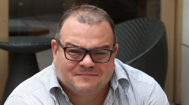 17 évvel fiatalabb szépség rabolta el a rajongott színész, Elek Ferenc ...