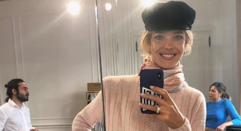 The internet is baffled by this optical illusion of a model who seems ...