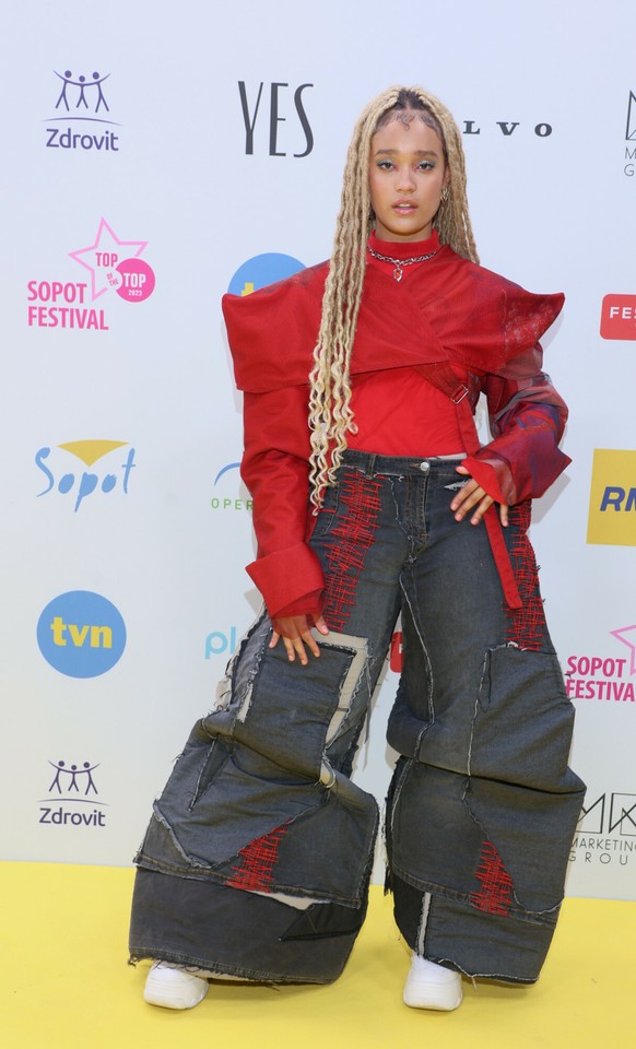 Sara James na festiwalu w Sopocie. Jej spodnie wzbudziły kontrowersje ...