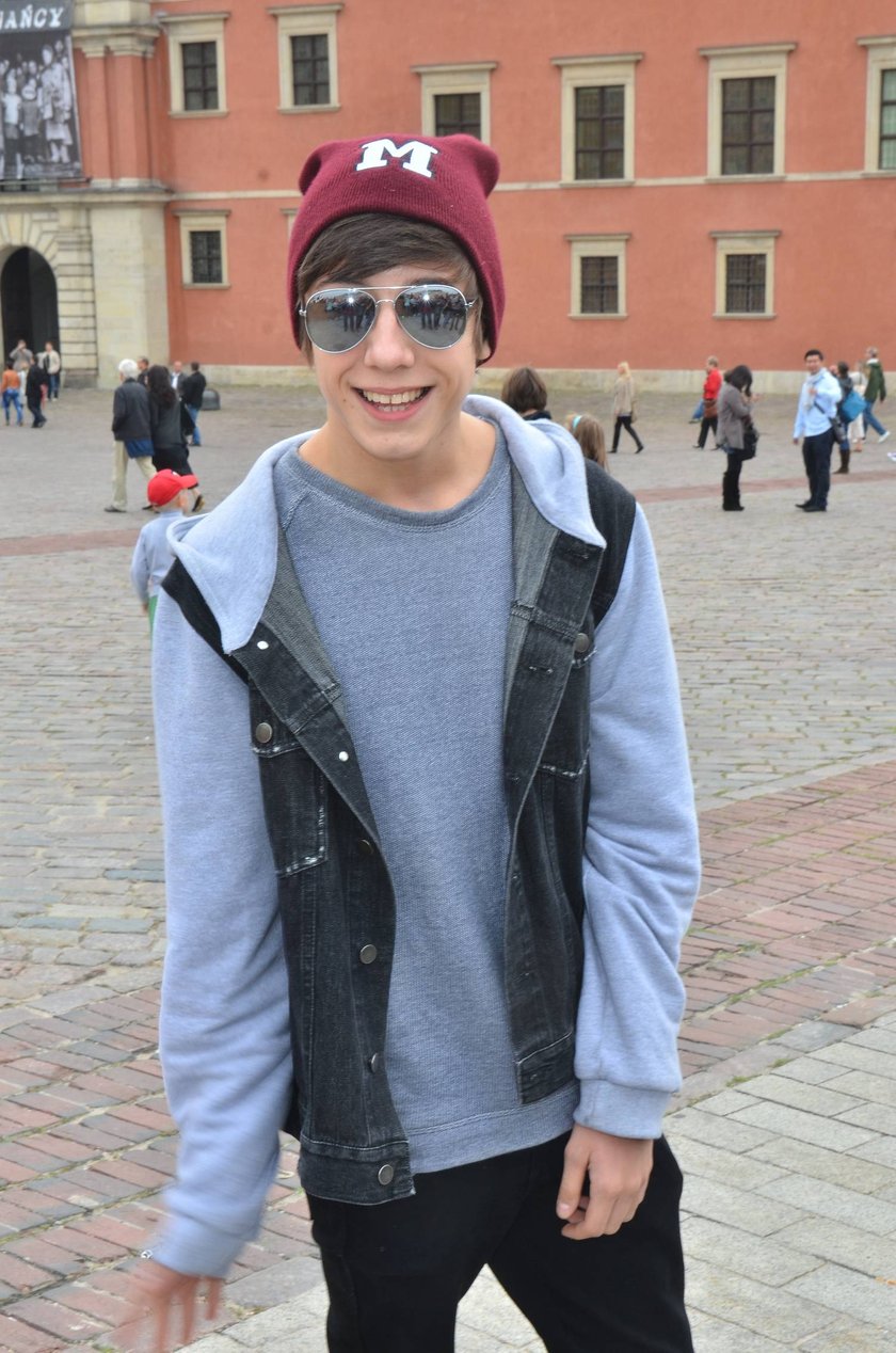 Polski Justin Bieber wychodzi do fanek w asyście policji!