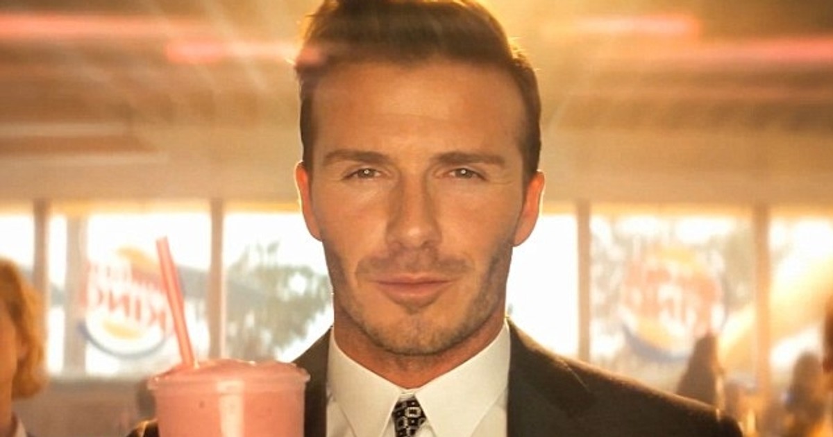 David Beckham uwodzi truskawkowym shake'em - Plejada.pl