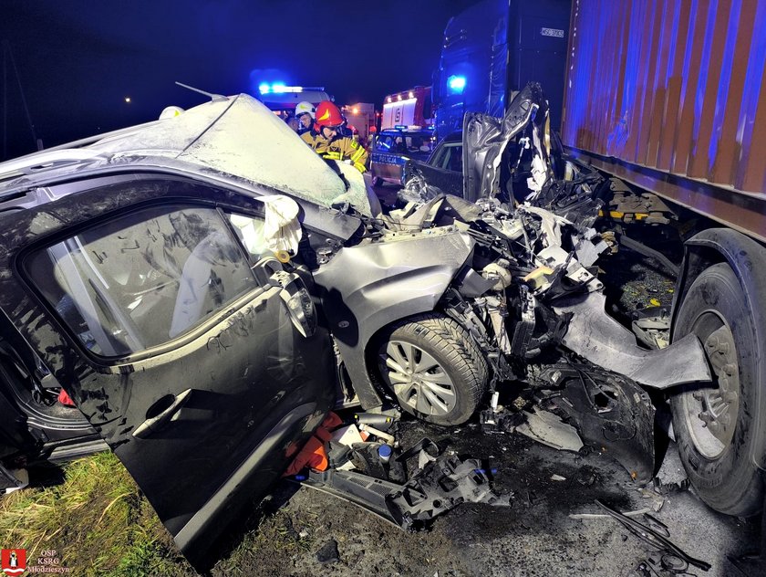 Potworny wypadek pod Sochaczewem. Dwie osobówki wbiły się w tira Potworny wypadek pod Sochaczewem. Dwie osobówki wbiły się w tira