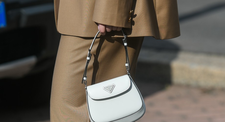 Prada to jedna z najgorętszych marek 2023 roku. Podpowiadamy, w co ...