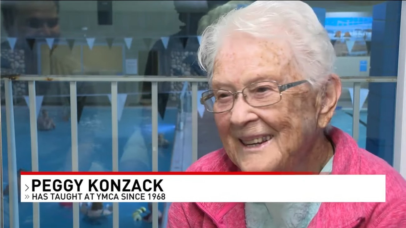 Baka od 102 godine i dalje uči male bebe da plivaju - Blic