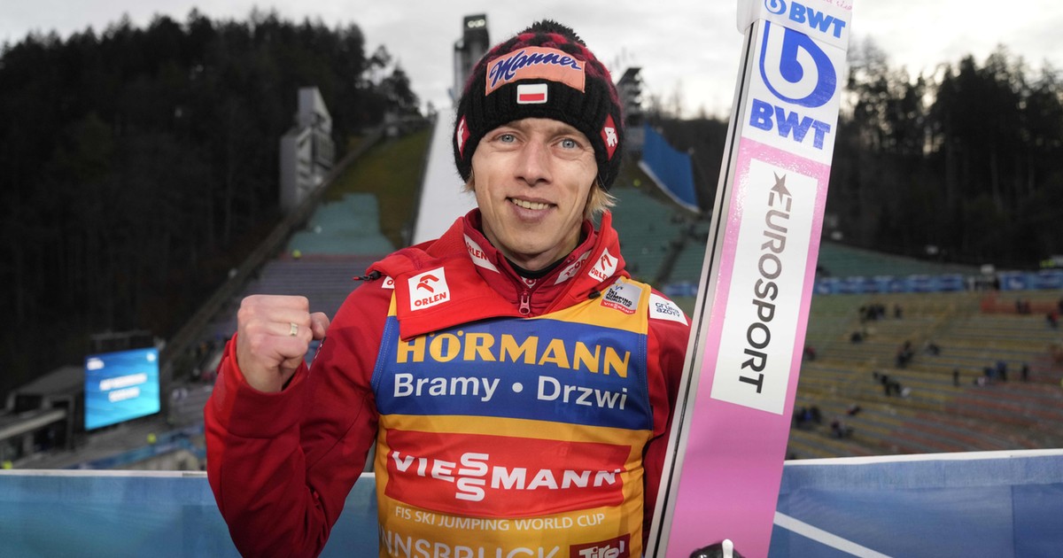 Dawid Kubacki wrócił do domu z TCS. Skoczek wziął na ręce córeczkę Maję