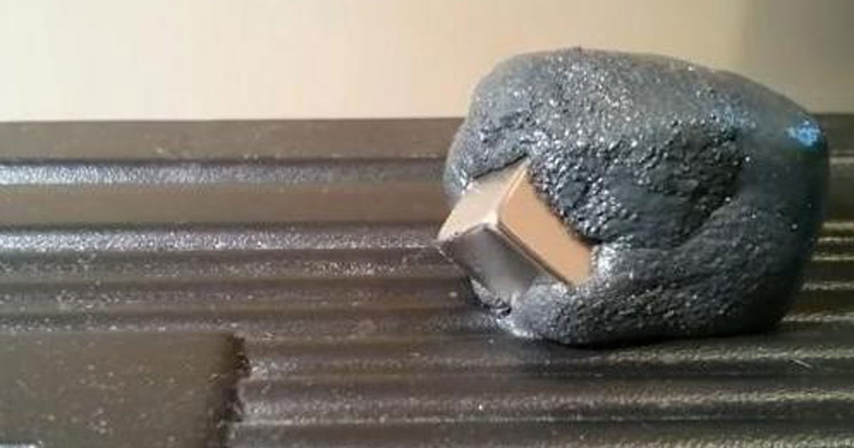 GIF dana: Kako velika metalna kocka jede malu - Blic