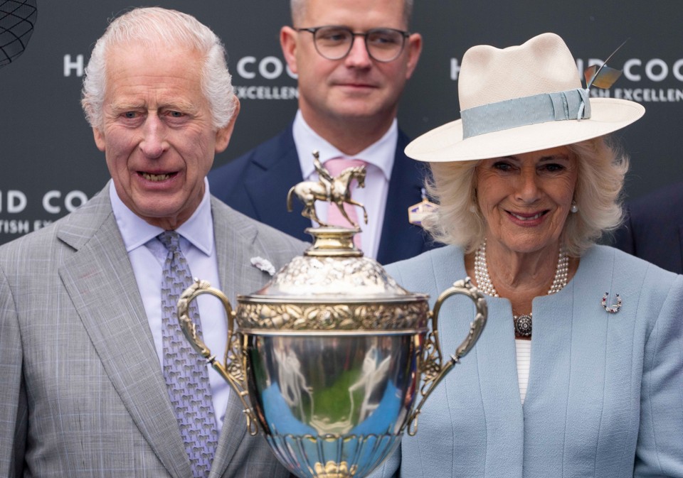 Król Karol i królowa Kamila na wyścigach konnych. Choroba mocno go ...