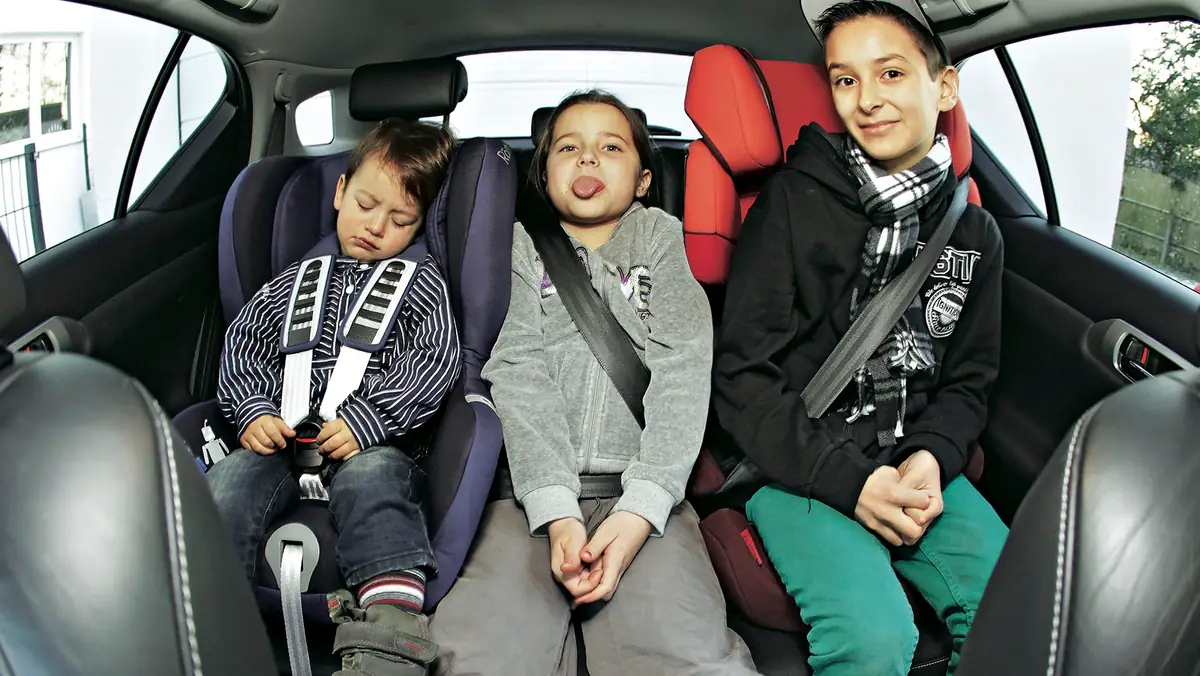 Auta dla dużej rodziny - czy są takie, w których można zamontować trzy foteliki?