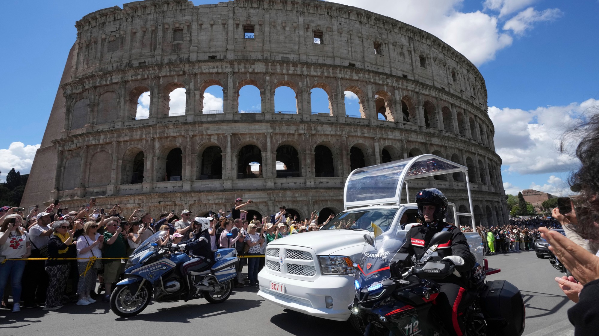 Ulice Ríma zaplnilo množstvo veriacich: S pápežom Františkom sa prišlo ...