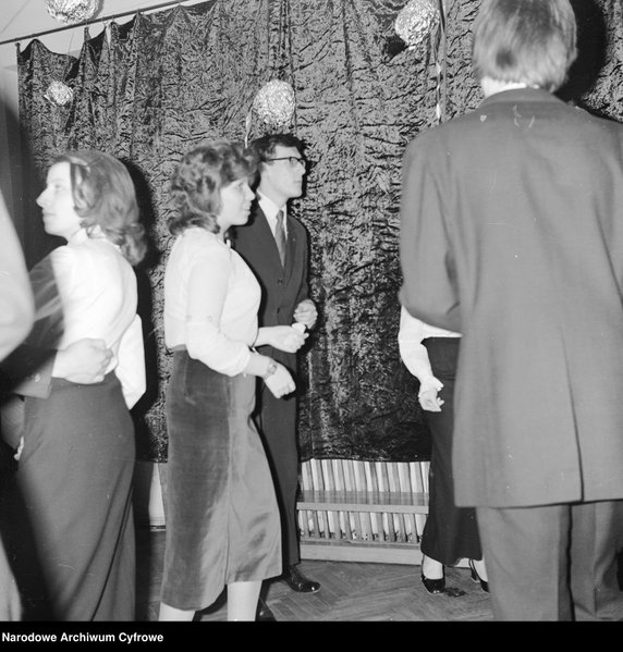 Studniówki w PRL-u. Tak wyglądały pierwsze bale młodzieży licealnej ...