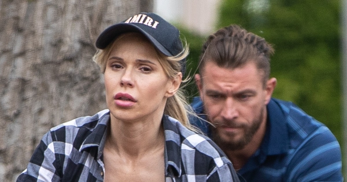 Doda na rowerze w kłopotliwym stroju. Kim jest przystojniak jadący za nią?