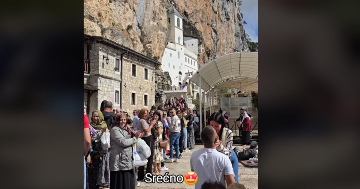 Mladić zaprosio devojku pred pravoslavnom svetinjom - Blic