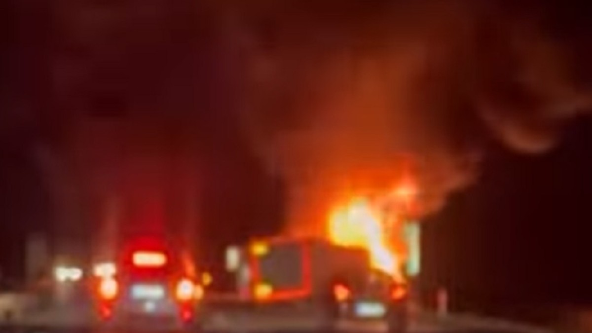 (Video) Teška saobraćajna nesreća kod grocke: Kamion se prevrnuo, pa zapalio: Saobraćaj ...