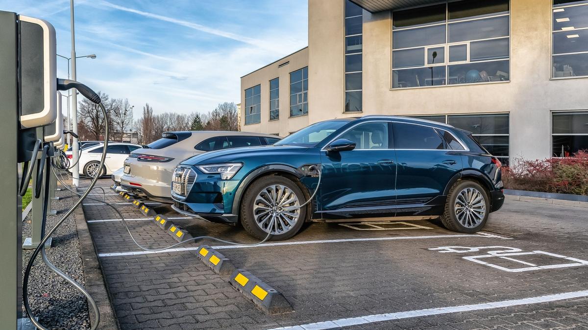 Nowe auta służbowe będą musiały być elektryczne. Zapomnij o dieslach