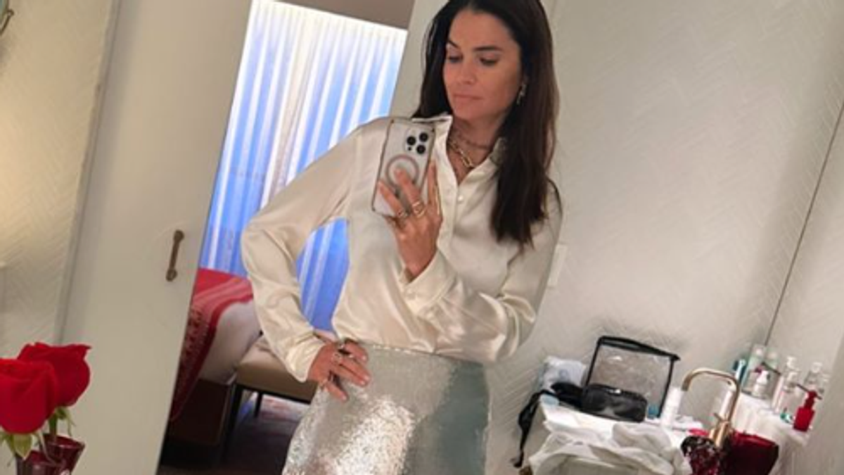 Marija Karan u minijaturnoj suknji sedi na veš mašini i pozira: Glumici noge u prvom planu - Blic