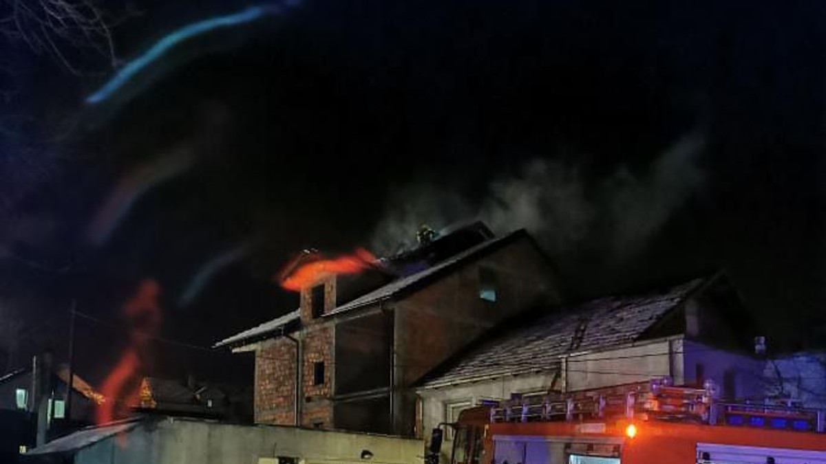 Požar na Čukarici: Vatra guta krov kuće u naselju Rupčine - Blic