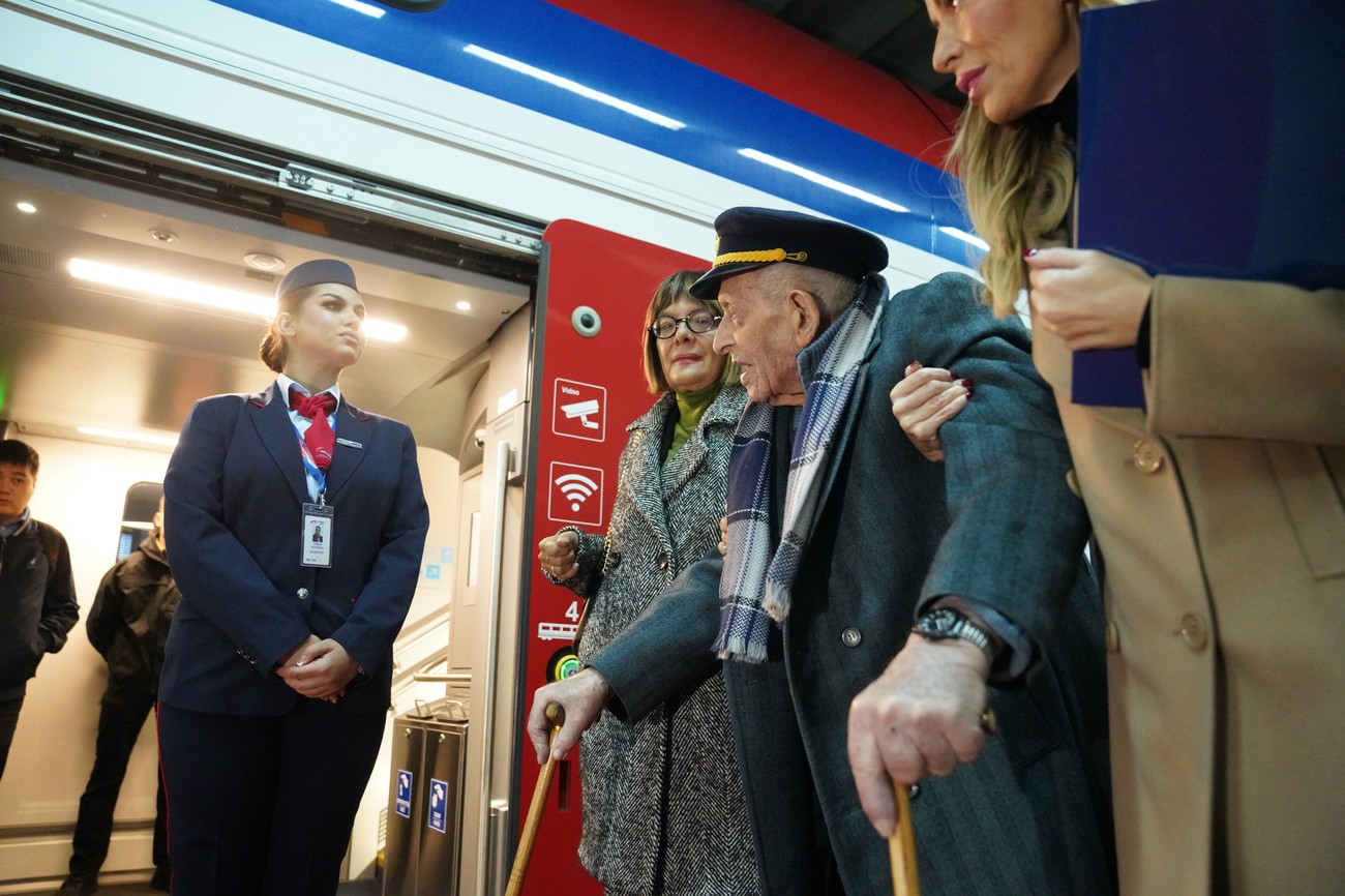 "Uf, kako bih ja voleo tu novinu da vidim!" Deka Vukosav (105) u brzom ...