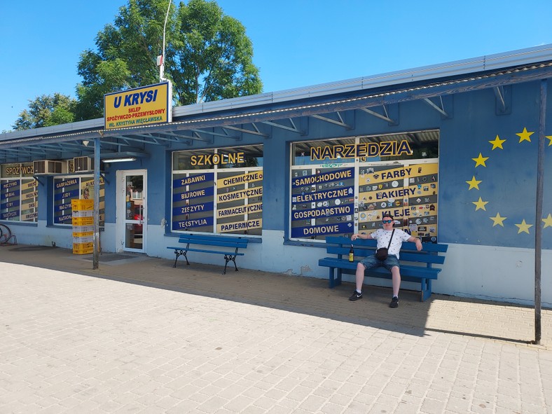 Tak dziś wygląda ławeczka z "Rancza". Nie jest to przyjemny widok ...