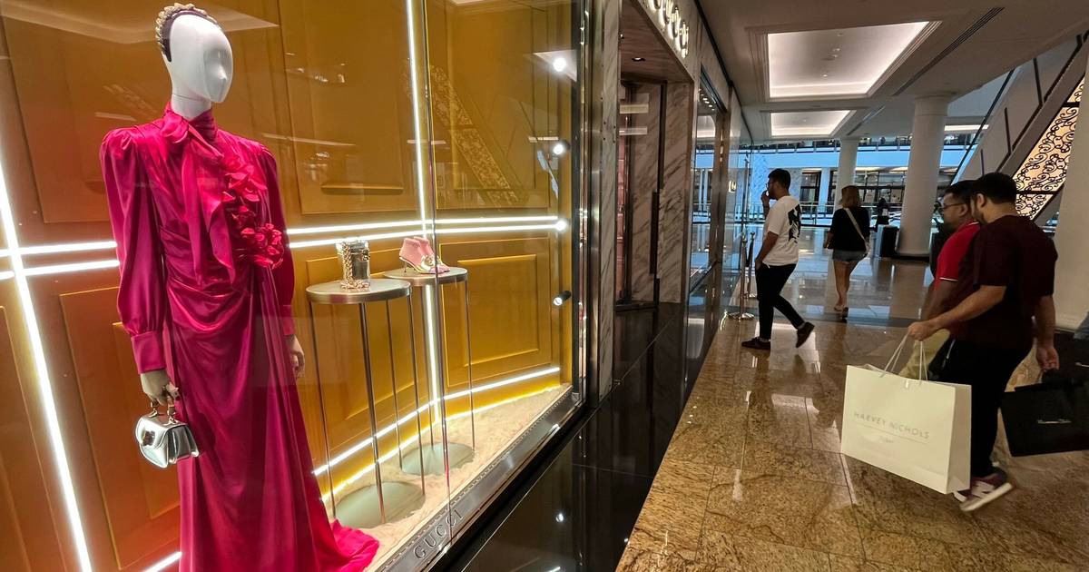 Trwa ramadan. Gucci i Dior zmieniają witryny pod muzułmanki - Noizz