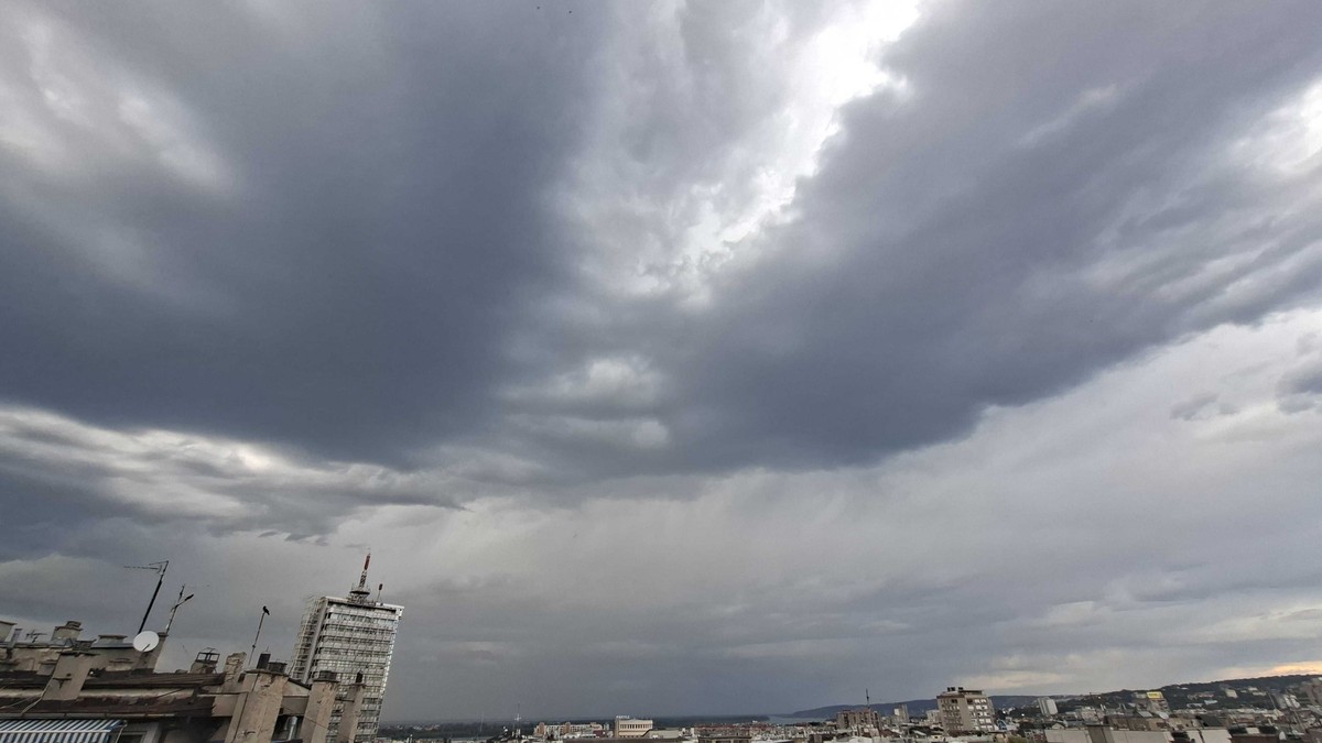 Ovako je izgledala opasna oluja koja je pogodila Beograd - kao ...