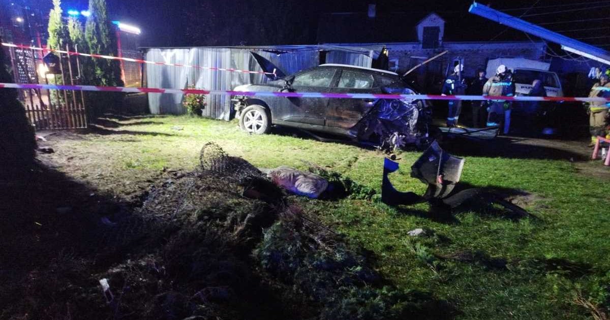 Pijana matka wiozła dwoje dzieci. Wjechała w ogrodzenie i uderzyła w garaż - Wiadomości