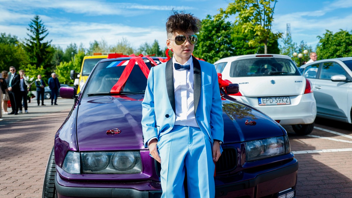10-letni syn Rutkowskiego za kółkiem BMW. To prezent na komunię. Jest ...