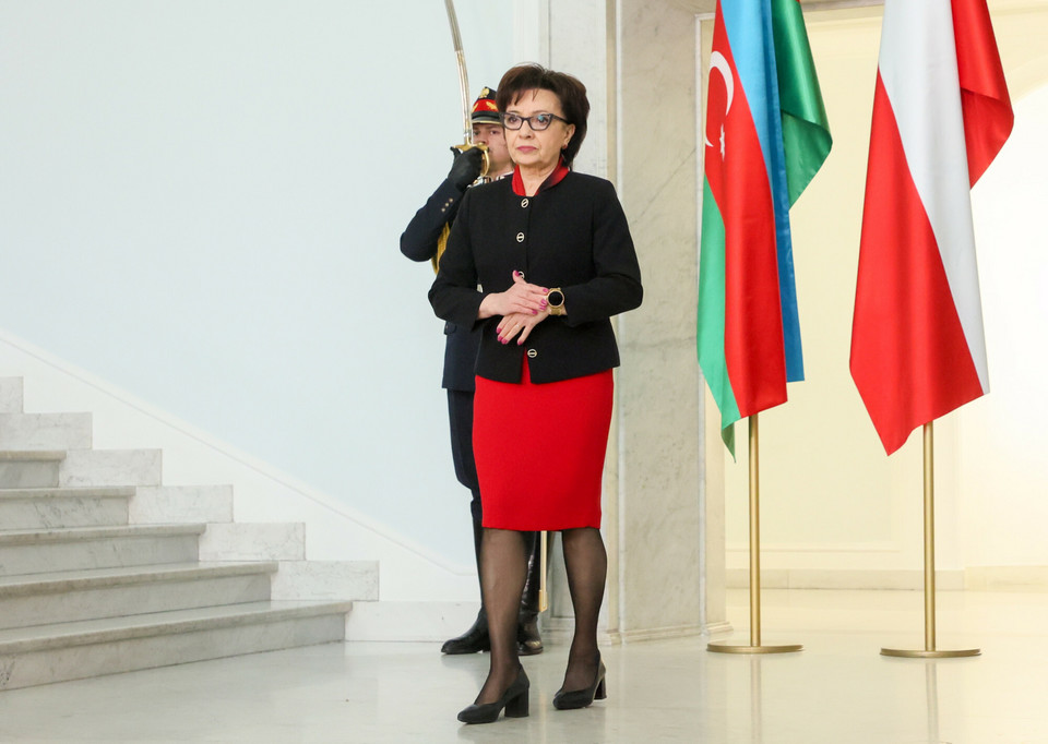 TikToker ocenia styl Elżbiety Witek. Wylicza luksusowe dodatki - Plejada.pl