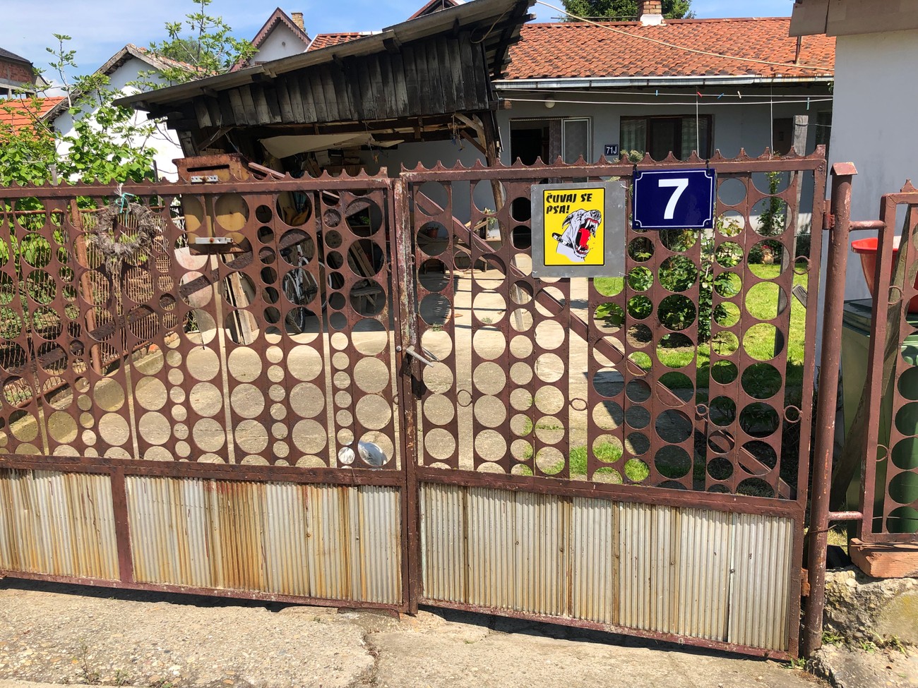 Prve slike sa mesta tragedije u Obrenovcu: Otac udario glavom o ivičnjak tokom svađe sa sinom i ...