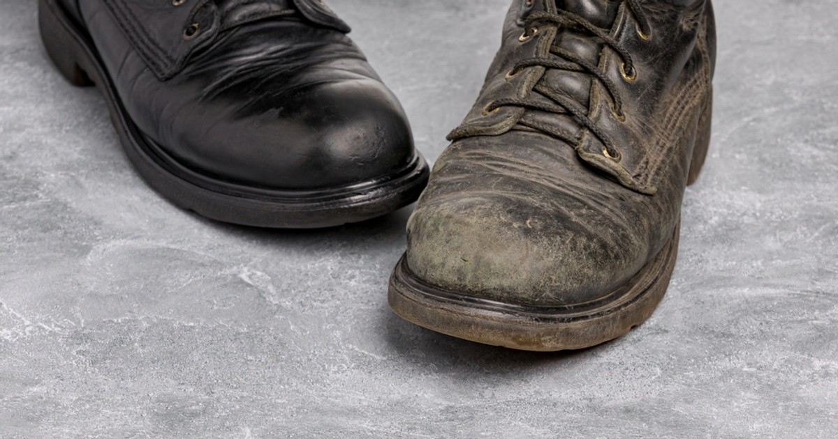 Gdzie wyrzucić stare buty? Podpowiadamy, który kolor pojemnika wybrać ...