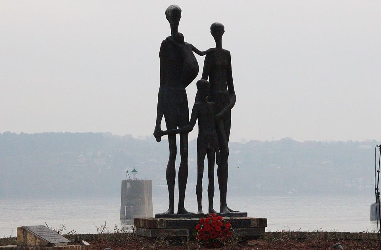 DA SE NE ZABORAVI Spomenik "Porodica" u Novom Sadu na spisku lokacija ...