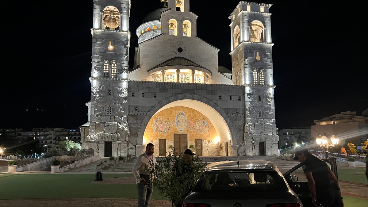 Žena probila rampu i gazila ljude ispred crkve Hristovog Vaskrsenja u ...