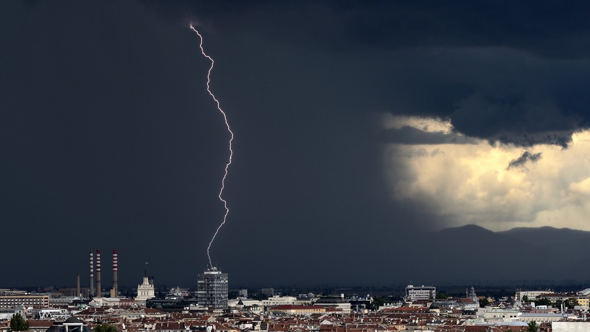 GROM UBIO TRI OSOBE U CENTRU SOFIJE Više od 800 udara za manje od sat ...